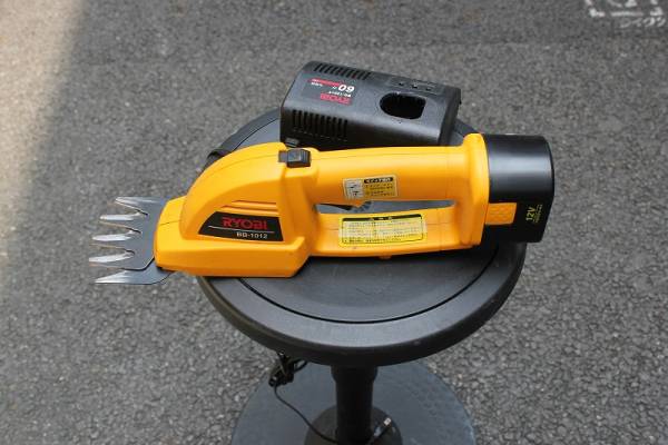 コードレス芝刈り機 RYOBI BB-1012 充電式バリカン(芝刈機)｜売買されたオークション情報、yahooの商品情報をアーカイブ公開 - オークファン（aucfan.com）
