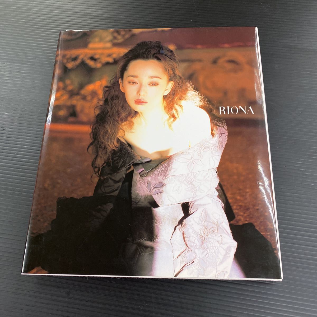 Riona Riona Hazuki Kishin Shinoyama 篠山紀信／撮影 葉月里緒奈 写真集 RIONA 1998年 初版(その他)｜売買されたオークション情報、yahooの商品 ...