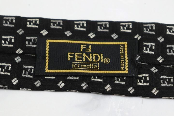 フェンディ ロゴグラム ズッカ柄 高級 シルク混 イタリア生地 イタリア ブランド ネクタイ メンズ ブラック 良品 FENDI(ネクタイ)｜売買されたオークション情報、yahooの商品情報を ...