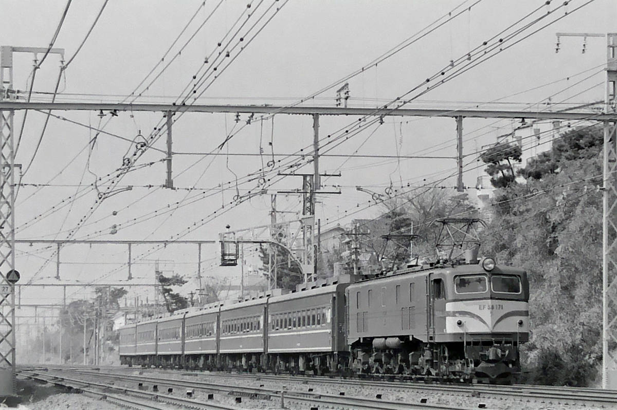 古い鉄道写真 ネガフィルム S57.3.16 夙川8208 EF5861+ヲマG etc. EF58171 EF6593 EF6599 EF6653 EF6652 DD51820 配給 昭和 ...