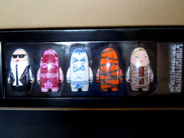 VISIONAIRE ヴィジョネア No.44 TOYS BLACK 黒 Kidrobot フィギュア Hermes Valantino ...