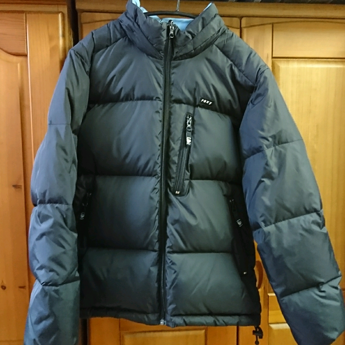 used ROXY ダウンジャケット 黒×水色リバーシブル ロキシー レディス M(ジャケット、上着)｜売買されたオークション情報、yahooの商品情報をアーカイブ公開 - オークファン ...