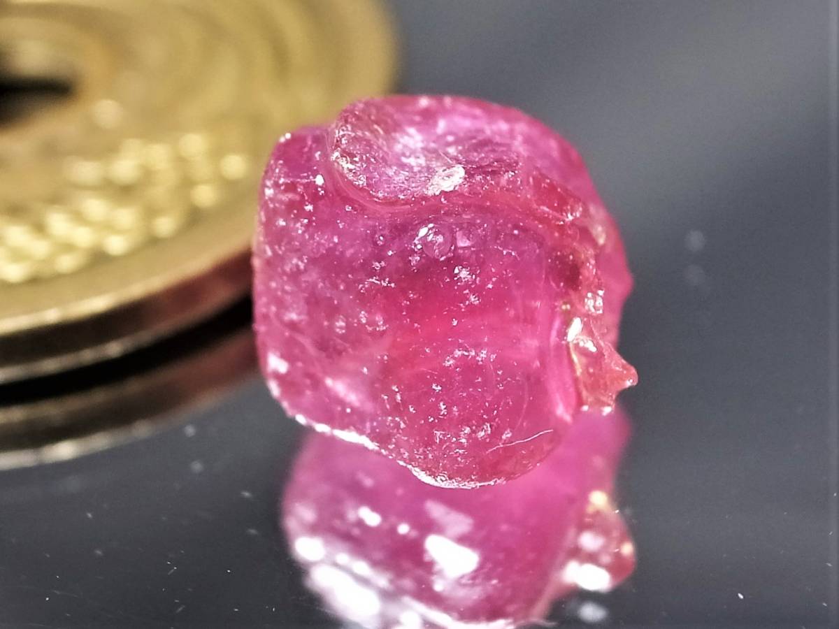 4.49ct b 天然ルビー原石 モザンビーク産 ブラックライト ビビッドピンク発色(ルビー)｜売買されたオークション情報、yahooの商品情報をアーカイブ公開 - オークファン（aucfan ...
