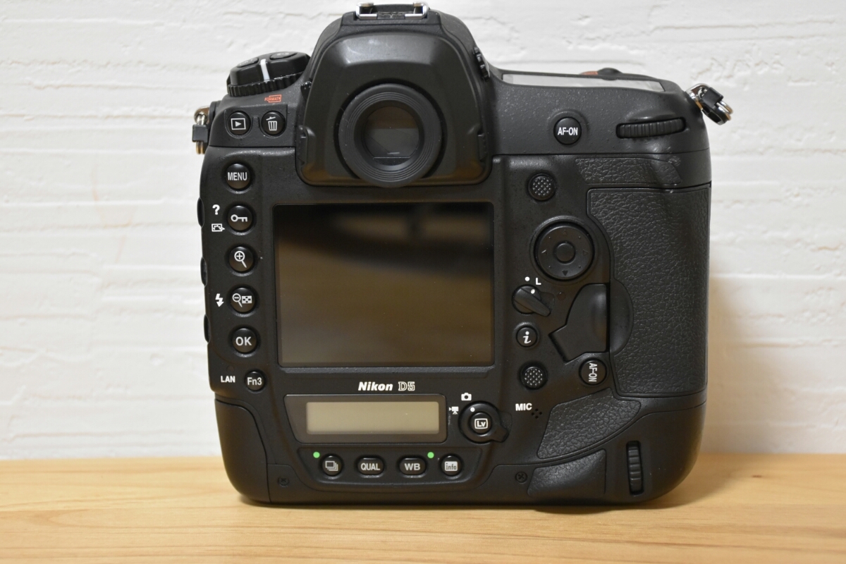 1円 Nikon D5 ボディ 付属品多数 ニコン(ニコン)｜売買されたオークション情報、yahooの商品情報をアーカイブ公開 - オークファン（aucfan.com）