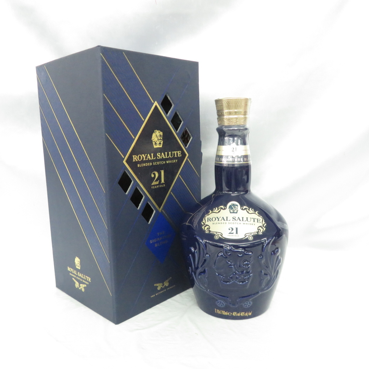 未開栓 ROYAL SALUTE ロイヤルサルート 21年 ザ シグネチャー ブレンド 陶器ボトル ウイスキー 700ml 40% 1440g ...